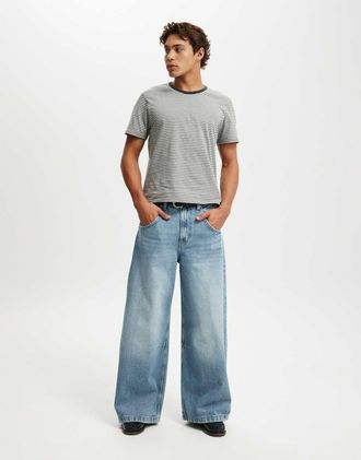 Cotton On Y2K - Superweite Jeans in hellem Pastellblau