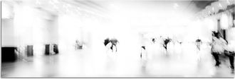 Paul Sinus Art Leinwandfoto als Panorama SCHWARZ/WEISS 150x50cm Stadtszene Geb&auml;ude Menschen verschwommen