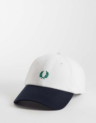 Fred Perry Pikee-Kappe mit Colourblock-Design in Marineblau und Wei&szlig;