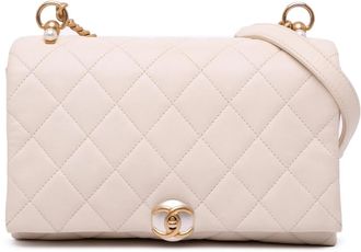 Chanel Hobo Bags - Small Quilted Calfskin Pearl CC Accordion Flap - Gr. unisize - in Wei&szlig; - f&uuml;r Damen