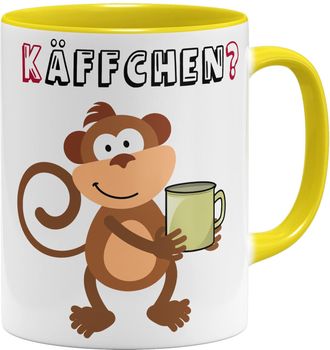 OM3 Käffchen? Lustige Kaffee-Tasse mit Spruch - Affenmotiv Äffchen Affe - Spruchtasse Statement - Keramik Becher - 325ml - Beidseitig Bedruckt - Gelb