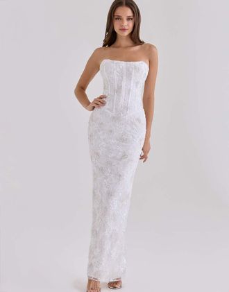 House of CB Anisa robe longue blanche sans bretelles orn&eacute;e de perles &agrave; la main en blanc