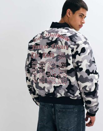 HUF blouson aviateur &agrave; imprim&eacute; dos et d&eacute;tail badge en camouflage gris