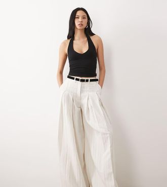 Asos Tall - Pantalon palazzo habill&eacute; en lin m&eacute;lang&eacute; &agrave; rayures et ceinture - &Eacute;cru-Blanc