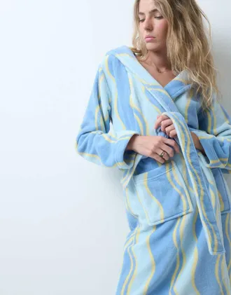 Urban Threads Fleece-Bademantel mit Kapuze und blauem Wellenprint