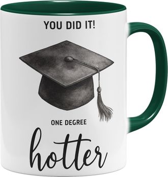 OM3 One Degree Hotter Kaffee-Tasse mit Spruch - Abschluss Hut f&uuml;r Bachelor Master Studium Graduation - Gl&uuml;ckwunsch Diplom bestandene Pr&uuml;fung - Keramik Bec