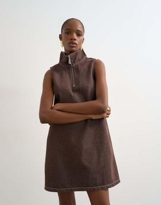 Topshop Jeans-Latzkleid in schokobrauner Rinse-Waschung mit Stehkragen-Brown