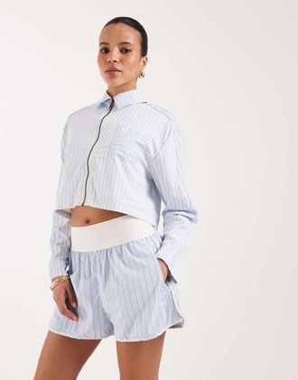 adidas Originals Premium Essentials - Cropped-Hemd mit blauen Streifen