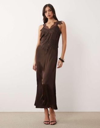 Vila Robe mi-longue en satin bord&eacute;e de dentelle - Marron chocolat