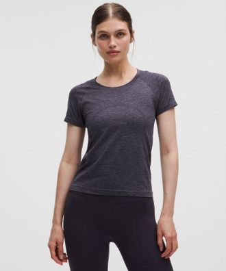 lululemon Swiftly Tech Kurzarmshirt 2.0 Taillenl&auml;nge f&uuml;r Frauen - Gr&ouml;&szlig;e 10 in Grape Mist/Atmospheric Purple