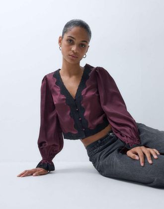 Wednesday's Girl Satinbluse mit Spitzenbesatz in Burgunderrot