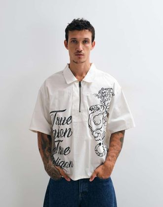 True Religion kurz&auml;rmliges Half-Zip-Hemd mit Tiger-Backprint in Wei&szlig;-Schwarz