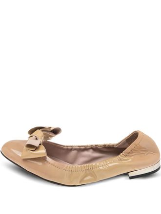 Miu Miu ballerines en cuir verni à détail de noeud - Tons neutres