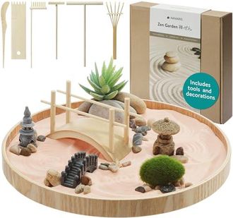 Navaris Jardin zen miniature - Kit accessoire mini jardin japonais avec sable pierre support pont pagode lanterne herbe et succulente artificielles