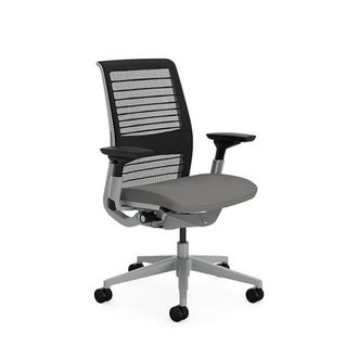 Steelcase Think, chaise de bureau ergonomique avec soutien lombaire LiveBack, accotoirs 4D et design durable Gris ardoise