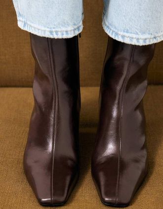 NA-KD Stiefeletten mit eckiger Spitze in Braun