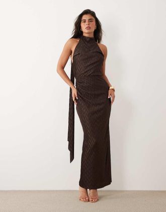 Asos Robe longue pliss&eacute;e &agrave; encolure foulard et motif zigzag - Chocolat-Marron
