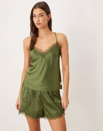 Chelsea Peers Nachtw&auml;sche-Set f&uuml;r die Brautjungfern aus Satin in Khaki mit Oberteil mit &uuml;berkreuzten Tr&auml;gern am R&uuml;cken und Tulpensaum-Gr&uuml;n