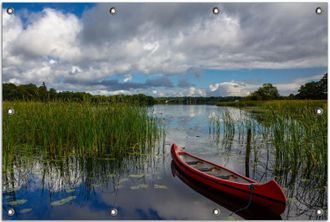 Wallario Outdoor-Poster f&uuml;r Garten oder Balkon Rotes Kanu am See, Motivbanner Gr&ouml;&szlig;e: ca. 80 x 120 cm, Outdoor-Bild