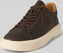 Blauer Sneaker mit Label-Patch