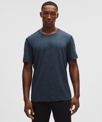 lululemon Soft Jersey Kurzarmshirt f&uuml;r M&auml;nner - Gr&ouml;&szlig;e XL in Heathered True Navy/Heathered Shale Blue