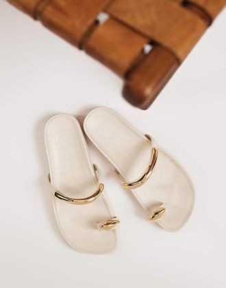 Dolce Vita Sayah - Sandalen aus Leder in Creme mit Zehenschlaufe und goldfarbenem Metallbesatz-Neutral