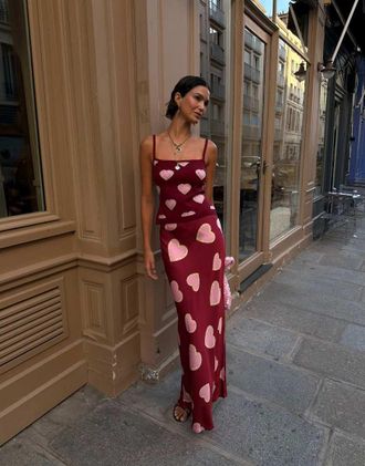 Never Fully Dressed Dorris jupe longue en satin taille normale &agrave; imprim&eacute; coeurs bordeaux-Rouge