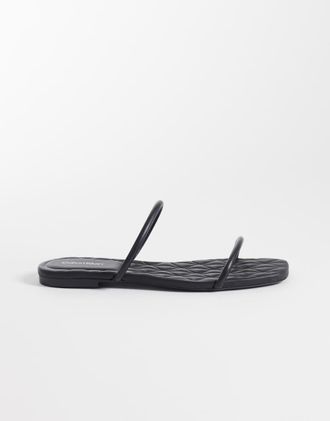 Calvin Klein Jeans - Flache Sandalen aus gestepptem Leder in Schwarz mit eckiger Zehenpartie