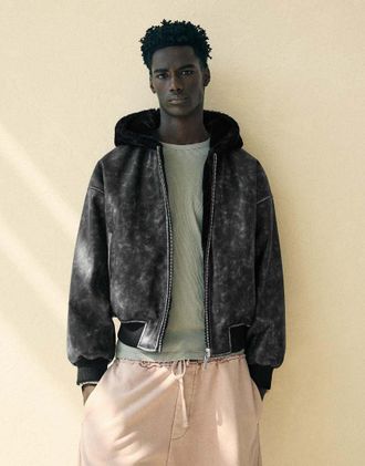 Bershka Wendejacke mit faux-fur und Kapuze in Schwarz
