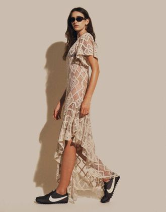 Asos Robe mi-longue asym&eacute;trique en crochet - Cr&egrave;me-Blanc