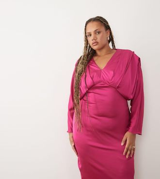 Tfnc Plus robe longue en satin &agrave; d&eacute;collet&eacute; plongeant et manches kimono, rose fonc&eacute;