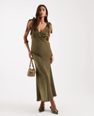 New Look Robe mi-longue en satin &agrave; &eacute;paules nou&eacute;es - Kaki clair-Vert