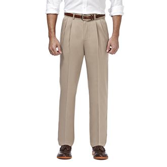 Haggar Herren Hochwertige, Bügelfreie Khaki-Hose mit Klassischer Passform, Plisseefalten Vorne (Normale Größen) Freizeithosen, Sand, 32W / 32L