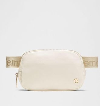 lululemon Sac de ceinture Everywhere Logo métallique - Gold