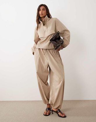 Asos Ballon-Jacke aus Funktionsmaterial in Steinbeige mit Stehkragen, Kombiteil-Neutral