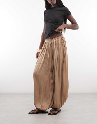 AllSaints Eshe - Pantalon bouffant pliss&eacute; avec d&eacute;tail nou&eacute; - Marron clair