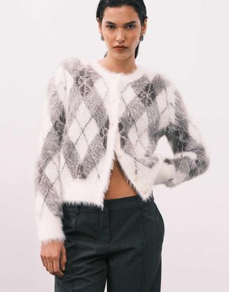 Calvin Klein Jeans Flauschiger Pullover in Cremewei&szlig; mit Rautenmuster und Monogramm-Logo