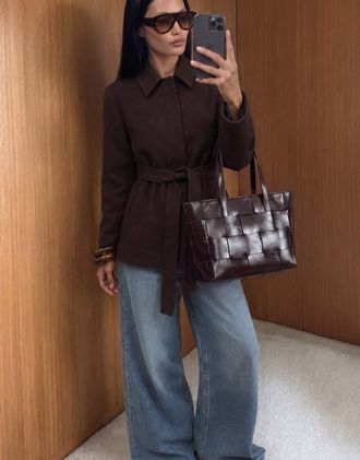 NA-KD manteau court ceintur&eacute; marron