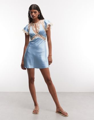 Reclaimed Vintage Satin-Minikleid im Tea-Dress-Stil mit kontrastierenden Spitzeneins&auml;tzen in Dusty Blue-Gr&uuml;n