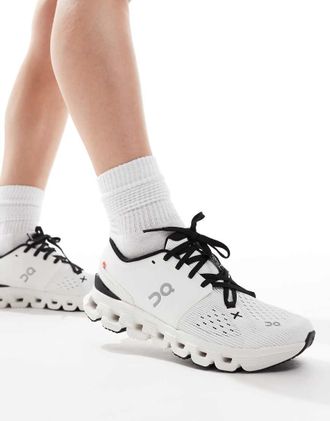On Running - Cloud X 4 Training - Sneaker in Wei&szlig; und Schwarz