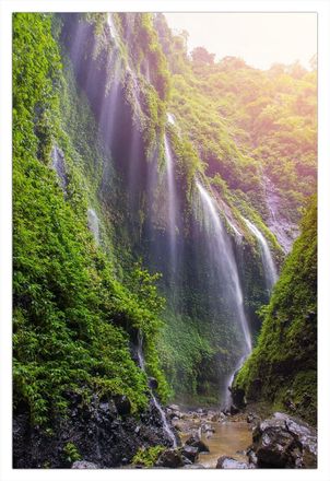 Wallario selbstklebendes Poster - Wasserfall im Morgenlicht, Aufkleber in Premiumqualit&auml;t, Klebefolie Gr&ouml;&szlig;e: 61 x 91,5 cm (Maxiposter)