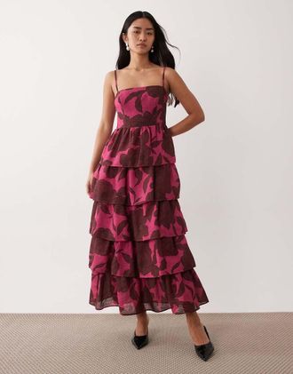 Pretty Lavish Robe longueur mollet en lin m&eacute;lang&eacute; &agrave; fleurs avec bretelles fines et jupe &eacute;tag&eacute;e - Marron/rose-Multicolore