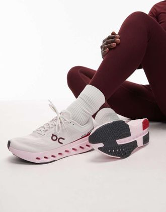 On Cloudsurfer Next - Laufschuhe in Rosa und Burgunderrot