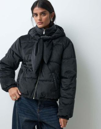 Miss Selfridge Samt-Pufferjacke mit Bindeband am Hals in Schwarz