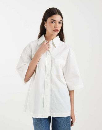 & Other Stories Chemise d&eacute;contract&eacute;e oversize en pur coton &agrave; manches courtes avec poches sur le devant - Blanc