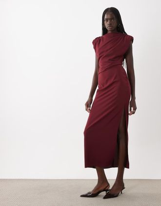 Asos robe longue fluide &agrave; &eacute;paules structur&eacute;es avec d&eacute;tail de taille fronc&eacute;e, bordeaux-Rouge