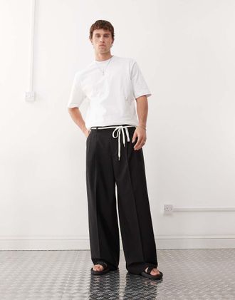 Weekday Pantalon large ajusté avec pinces sur lavant - Noir
