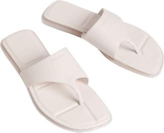 Calvin Klein Carla - Zehenstegsandalen aus Leder in wei&szlig;er Sand mit eckiger Zehenpartie