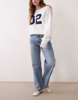 Arket jean boyfriend coupe relaxed avec petite fente en bleu d&eacute;lav&eacute;