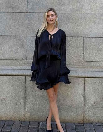 NA-KD Shpresa - Robe courte &agrave; volants avec taille fronc&eacute;e - Noir